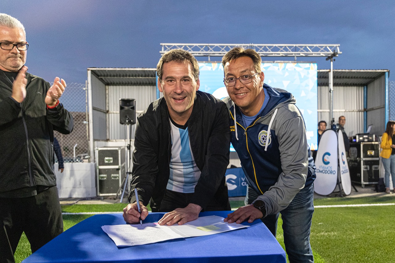 Luque inauguró una nueva cancha de césped sintético y la iluminación en ...