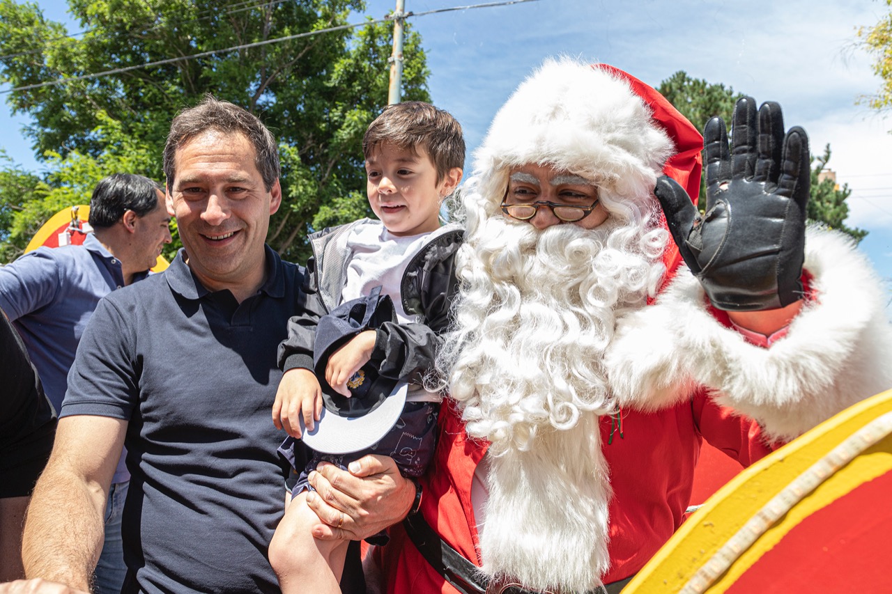 Luque acompañó el recorrido de Papa Noel y saludó a las familias por la Navidad | Noticias de la ...